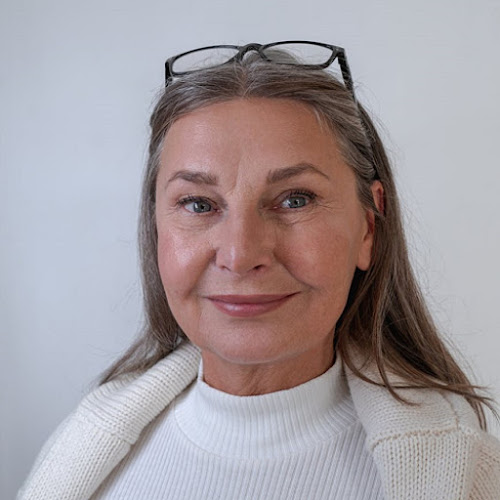 April - Psychic Reader | Crystal Clear Psychics